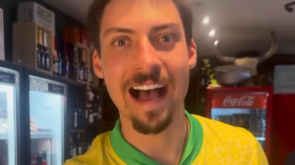 Jair Renan entrega medalha bolsonarista de 'imbrochável' a comerciante ...