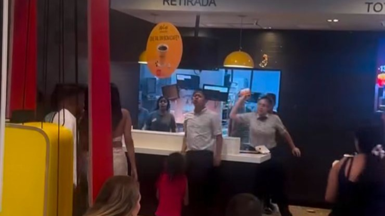 BARRACO: Funcionários e clientes trocam socos e chutes em rede de fast ...